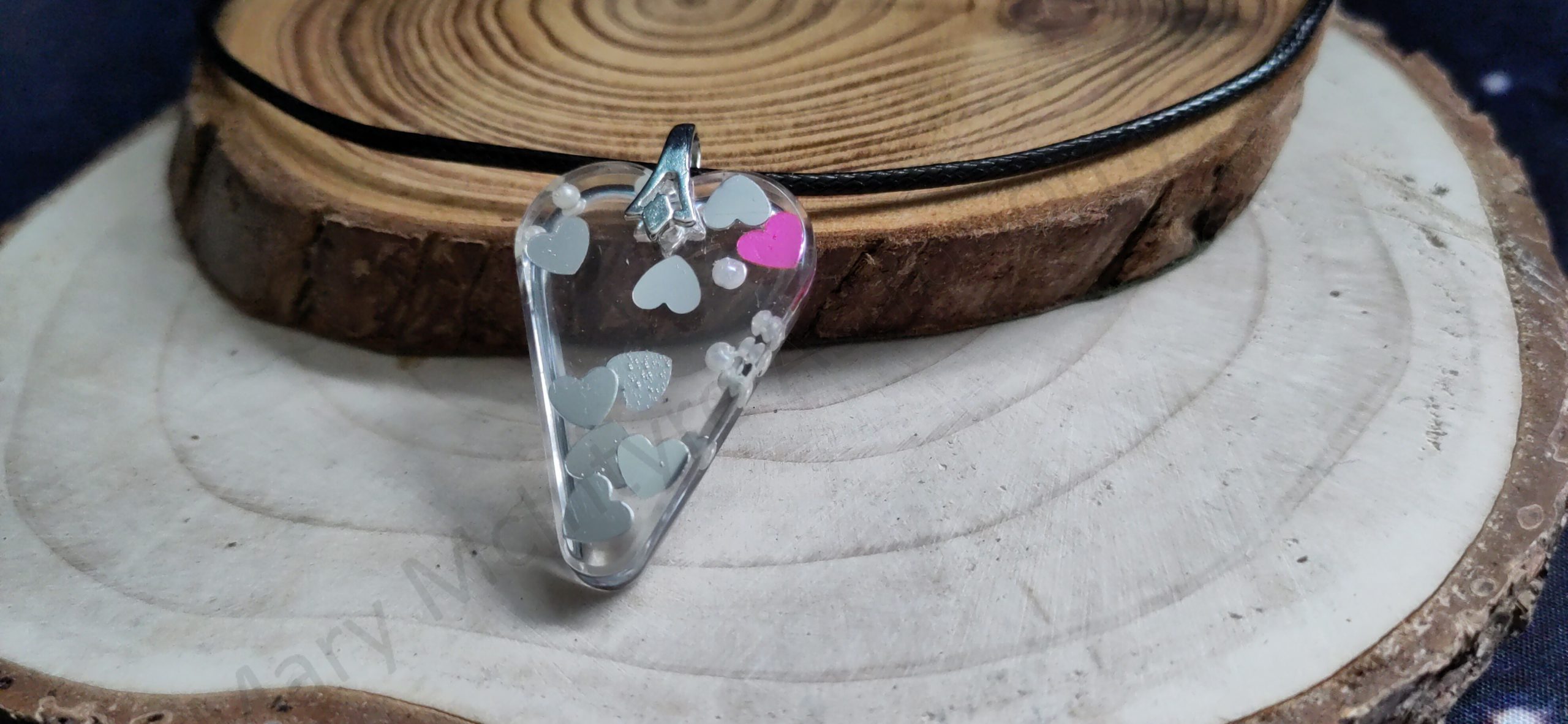 Epoxy Resin Pendant – Heart-Shaped Transparent with Hearts and Pearls ...